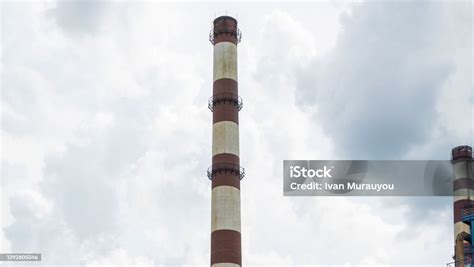 산업용 용광로와 열교환기는 푸른 하늘을 배경으로 공장에서 탄화수소를 부수고 석유화학 공장의 장비를 클로즈업합니다 산업 및 생태 문제 개념 0명에 대한 스톡 사진 및 기타