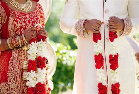 शादी में 7 फेरे लेते समय पंडित बोलते हैं खास मंत्र जानें हर एक वचन का