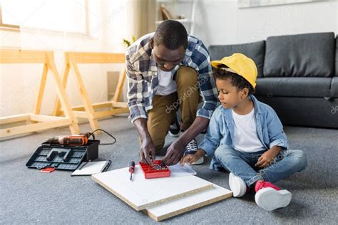 afro americanos padre e hijo haciendo renovación 2023