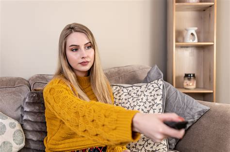 원격 제어를 가진 Tv에서 여자 변경 채널 20 29세에 대한 스톡 사진 및 기타 이미지 20 29세 Tv 보기 가정