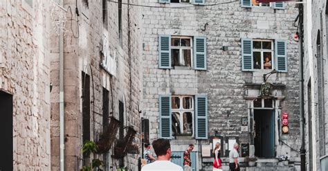 집 밖의 거리 거리 장면 건물 건축 걷고 있는 경치가 좋은 골목 관광 그림 같은 기와 기이 한 나무 남자 도시 생활 도시 풍경 도시의 돌