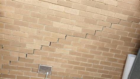 Patching The Brick Wall Cracks With Motar Vicpainter