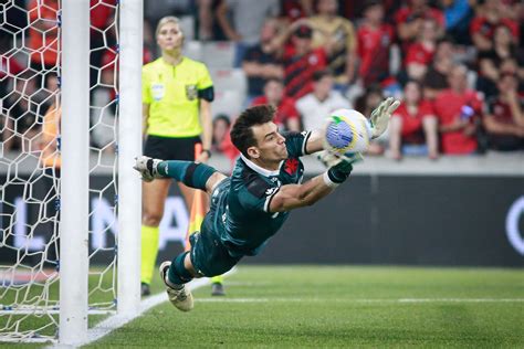 Léo Jardim do Vasco é o goleiro mais defesas da Série A veja