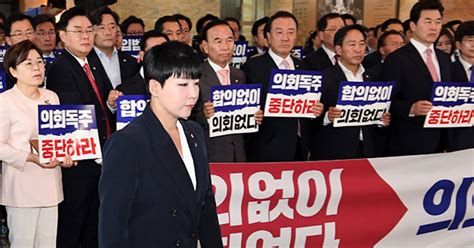 국회의장 선출 위해 본회의장 향하는 김재원 의원 포토