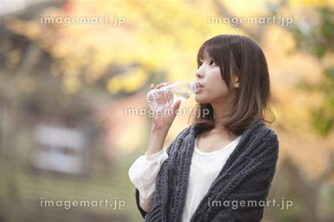 水を飲んでいる女性の写真素材 21803065 イメージマート