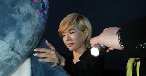 포토엔 소녀시대 써니 인형탈 쓴 마스코트에 길 안내 해주는 매너손~