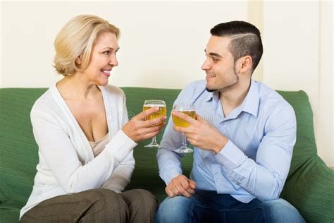 Jonge Kerel En Rijpe Vrouw Het Drinken Wijn Stock Foto Image Of
