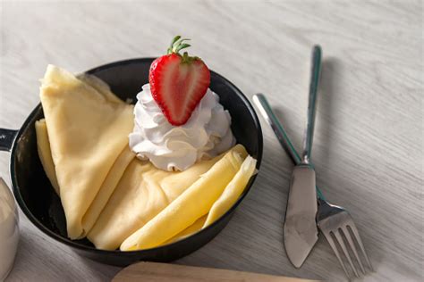 달콤한 맛 있는 디저트 신선한 크 레이프 케이크와 빨간 딸기와 Whipcream 과일에 대한 스톡 사진 및 기타 이미지 과일