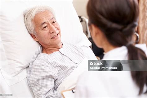 병원 병동에서 의료 전문가에게 말하는 고위 아시아 남자 환자에 대한 스톡 사진 및 기타 이미지 환자 병원 침대 Istock