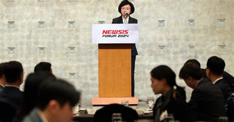 오유경 식약처장 제8회 뉴시스 제약·바이오포럼 축사