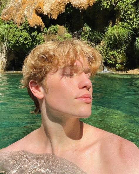 Tidtang Naporn adlı kullanıcının AMH panosundaki Pin Sarışın erkekler Yeşil gözler Kızlar