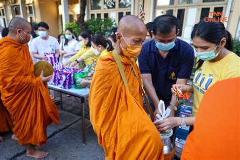 น้อมรำลึกในหลวง ร 9 ประชาชนร่วมตักบาตร สวดพระพุทธมนต์