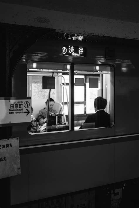 기차에 앉아있는 두 사람의 회색조 사진 사진 Unsplash의 무료 일본 이미지