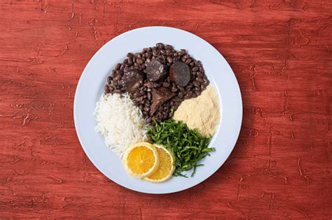 Feijoada 전통적인 브라질 음식 요리 빨간색 배경입니다 맨 위 보기입니다 공간을 복사합니다 페이조아다에 대한 스톡 사진 및