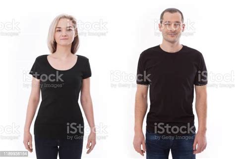 셔츠 디자인과 사람 개념 앞면과 뒷면이 고립 된 빈 검은 색 티셔츠에 젊은 남자와 여자의 클로즈업 디자인 인쇄를 위한 모의