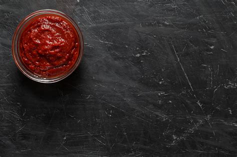 그릇에 토마토 소스 또는 케첩 상단 보기 어두운 배경 텍스트를 복사 할 수있는 공간 건강한 생활방식에 대한 스톡 사진 및 기타