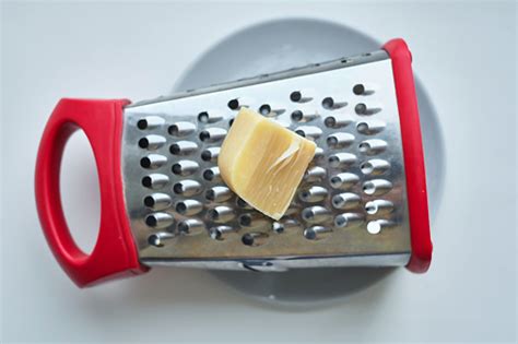 Ggrater와 가벼운 배경에 강판 하드 맛있는 치즈가 들어간 접시 유제품 개념 이탈리아 요리 치즈 레스토랑 및 음식 Сopy 공간 0명에 대한 스톡 사진 및 기타 이미지