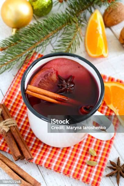 흰색 나무 배경에 머그잔에 뜨거운 Mulled 와인 아로마 향신료를 곁들인 전통적인 따뜻한 겨울 와인 음료 가문비나무에 대한