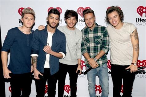 Harry Styles Wears One Direction Shirt And 1d Fans Are Losing It
