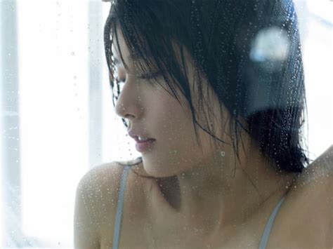 ちとせよしの、大迫力バスト際立つグラビアショットを披露！ 「顔、身体、完璧」「濡れ髪アワード2023大賞です」22 All