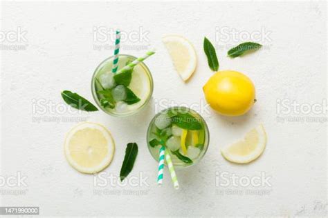 Caipirinha Mojito 칵테일 보드카 또는 테이블 배경에 라임 민트 및 짚을 곁들인 소다 음료 민트와 라임으로 상쾌한