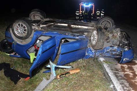 Kierowca stracił panowanie nad autem Dwie osoby nie żyją