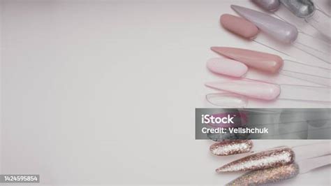 네일 아트 디자인 휠 네일 페인팅을위한 바니시 색상 팔레트 매니큐어의 여러 가지 색상의 샘플 매니큐어 배경 매니큐어를위한 거짓