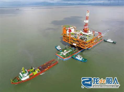中国海油万吨级海上采油平台在广东珠海启航 龙de船人