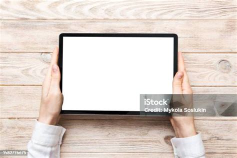 흰색 화면이 있는 태블릿 Pc를 사용하는 여성 십대 손 집에서 빈 흰색 화면이 있는 흰색 태블릿 Pc를 들고 있는 여성의 모형