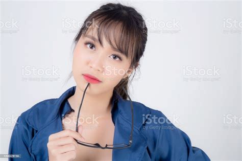 흰색 배경에 고립 된 안경을 쓰고 있는 아름다운 초상화 젊은 아시아 비즈니스 여성 질문 사업가 개념으로 아이디어와 상상력을 가진