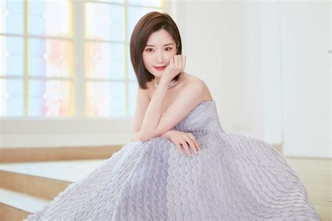 楊冪、唐嫣同場秀美腿！12女星紅毯造型pk，趙露思甜美，江疏影美豔，白鹿酥胸辣翻全場 Beauty美人圈