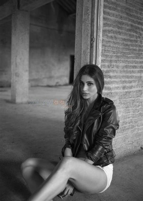 Handsome Mouni Roy Bw Pictures 01 136711 Kollywood Zone