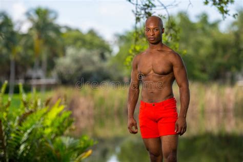 Shirtless Man Som Poserar Vid Vattnet Arkivfoto Bild Av Stiligt