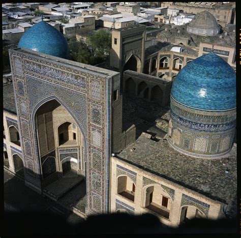 Decagonal And Quasicrystalline Tilings In Islamic Architecture