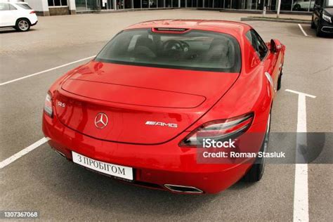 도시에서 레드 메르세데스 벤츠 Sls Amg 슈퍼카 주차 된 자동차 벽지 메르세데스 벤츠에 대한 스톡 사진 및 기타 이미지