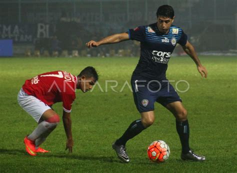 AREMA VERSUS BALI UNITED ANTARA Foto