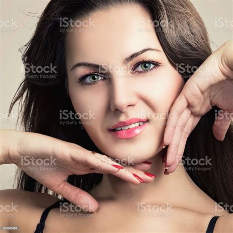 세로는 아름다운 웃는 젊은 여자 표시중 건강한 피부를 만들어줍니다 가꿔주기에 대한 스톡 사진 및 기타 이미지 가꿔주기