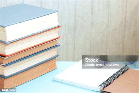 Tumpukan Buku Hardback Tua Berwarnawarni Dengan Notebook Coklat Banyak Tumpukan Buku Foto Stok