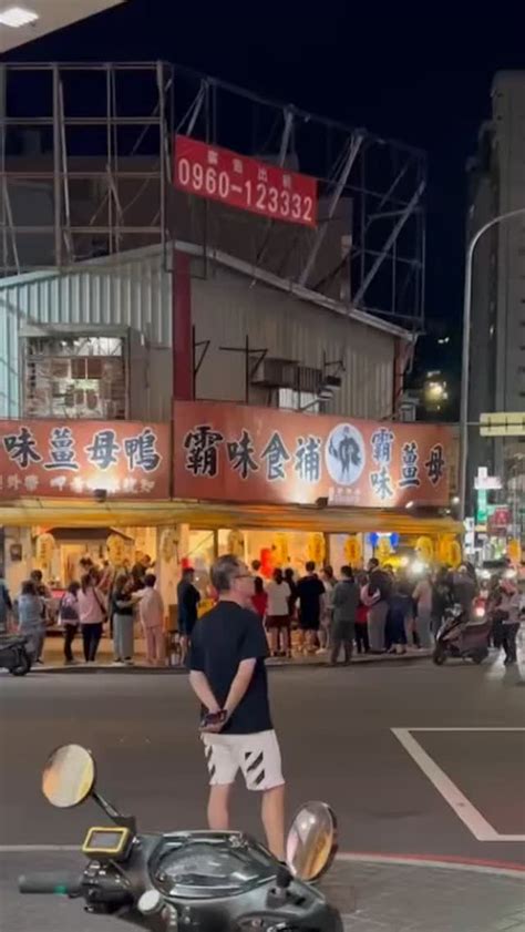 室友去幫忙買麻油雞 對面的薑母鴨盛況