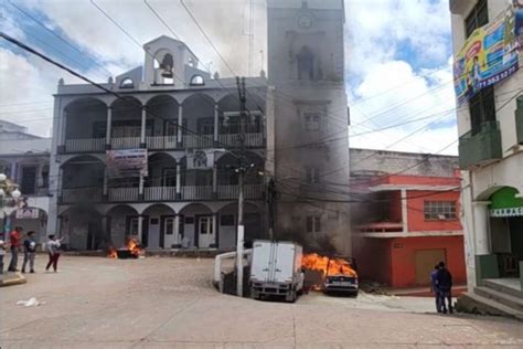 Habitantes De Zacualtip N Hidalgo Queman Patrulla En Protesta Por Muerte De Adulto Mayor Por