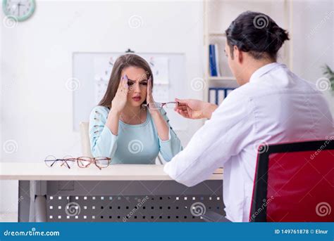 Oculista De Sexo Masculino Del Doctor De La Mujer Que Visita Joven Foto De Archivo Imagen De