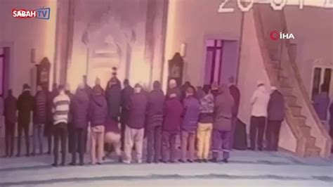 Namaz Kılarken Kalp Krizi Geçiren Adam Fenalaşmasına Rağmen Namazı