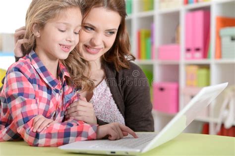 Retrato De Feliz Madre E Hija Usando Juntos Una Laptop Imagen De