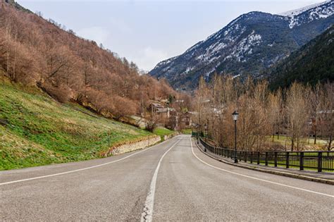 안도라 피레네 산맥 남유럽의 계곡에서 파노라마 풍경 산 보기 안도라는 유명한 관광 지입니다 맑은 숲과 산이있는 고급 어메이징 리조트 0명에 대한 스톡 사진 및 기타 이미지