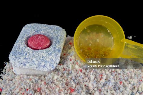 분말 고 식탁에 식기 세척기에 대 한 정제 가정용 식기 세척기에 대 한 에이전트 청소 가정 생활에 대한 스톡 사진 및 기타 이미지 가정 생활 가정 주방 가정의 방