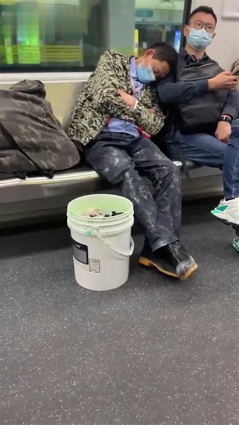 小伙地铁上为睡着的民工大哥借肩膀：他很累，不忍心叫醒凤凰网视频凤凰网