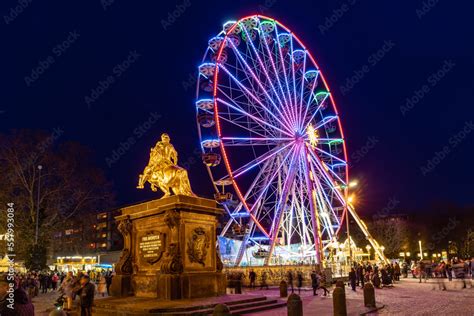 Weihnachtsmarkt Auf Der Hauptstrasse In Dresden Neustadt Stock Photo