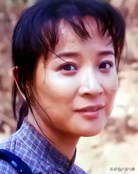 她是国家一级女演员，多次给坐轮椅丈夫戴绿帽，如今儿子也是演员