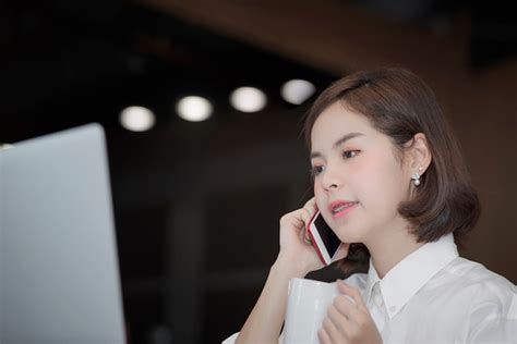 커피 한잔 들고와 작업 하는 동안 스마트폰 사용 하 여 실업 귀여운에 대한 스톡 사진 및 기타 이미지 귀여운 노랑 마시기