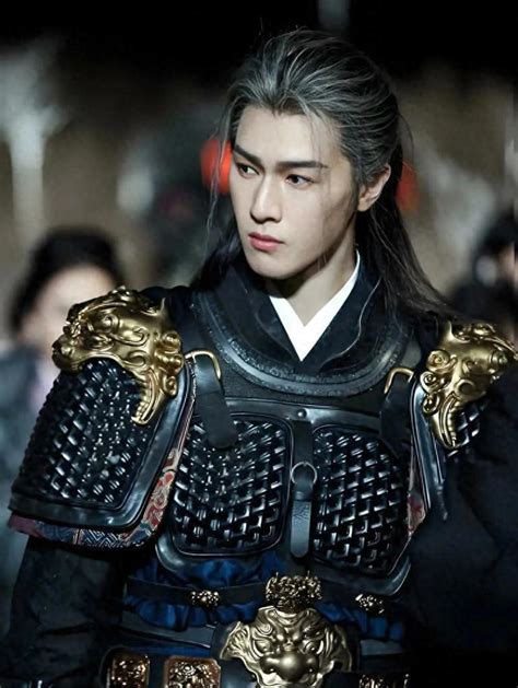 他们是真的双胞胎，有血缘关系的那种，拍戏不用分饰两角，太像了